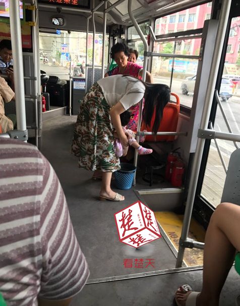 女子抱小孩在公交车上大便 乘客:至少应把大便清走凤凰资讯