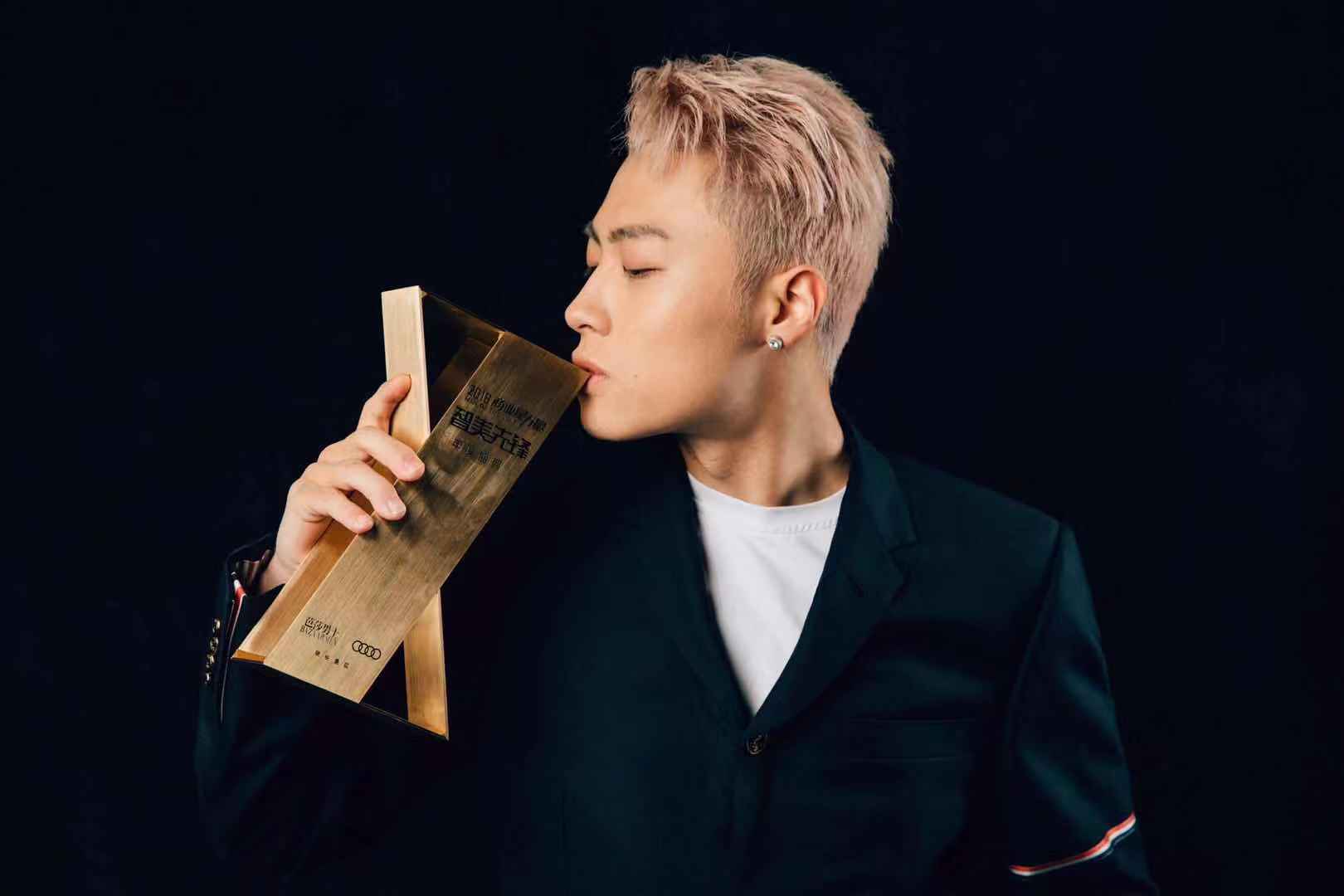 ICE获“芭莎男士年度先锋新人” 演绎rapper时尚定义_凤凰网