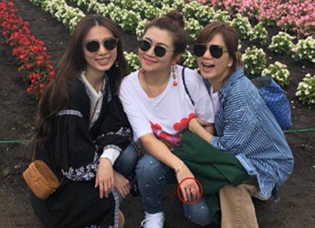 SHE集体出游晒美照，Selina这个小细节暴露她的感情状况！_凤凰网