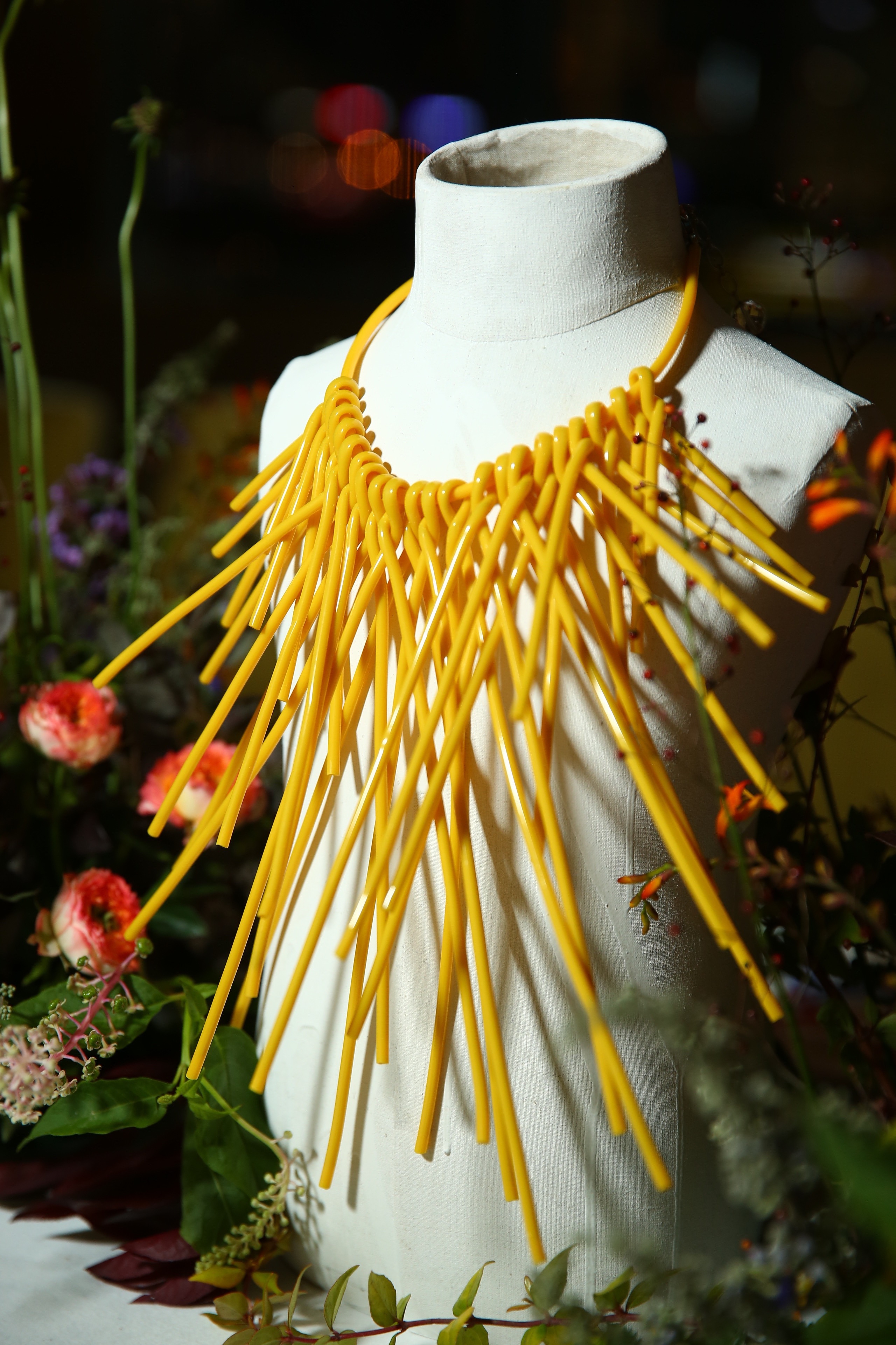 把艺术戴在身体！外滩5号Glam魅蓝 x Tera Feng跨界合作艺术首饰展上海开幕_凤凰网