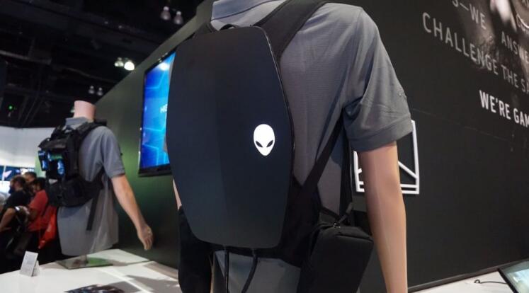随时随地的沉浸式体验！Alienware打造了一款VR背包_凤凰科技