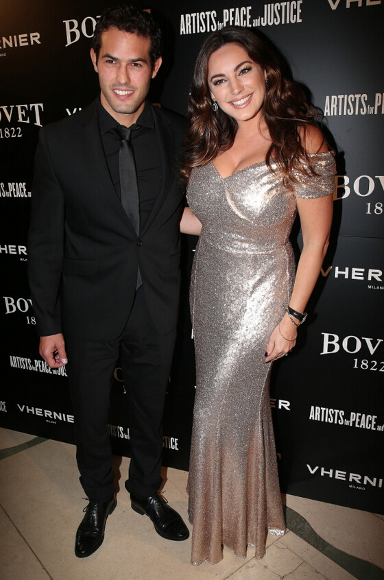 英超乳神拍性感年历 自曝30FF巨胸奥妙