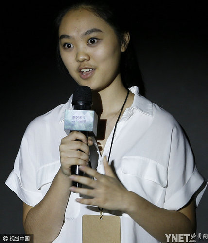 李连杰16岁女儿做公益 大眼圆脸长相似利智_凤凰娱乐