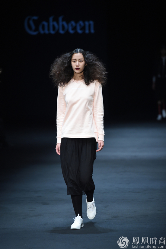 Cabbeen新品发布帅出天际 马苏化身黑衣骑士盛装出席_凤凰时尚