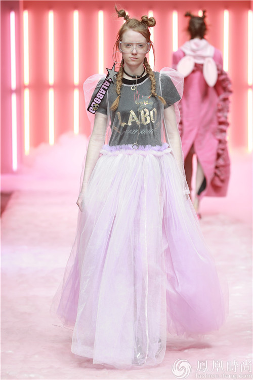 LALABOBO时装发布会 超强核能偷袭时尚界引发DNA双生裂变！_凤凰时尚