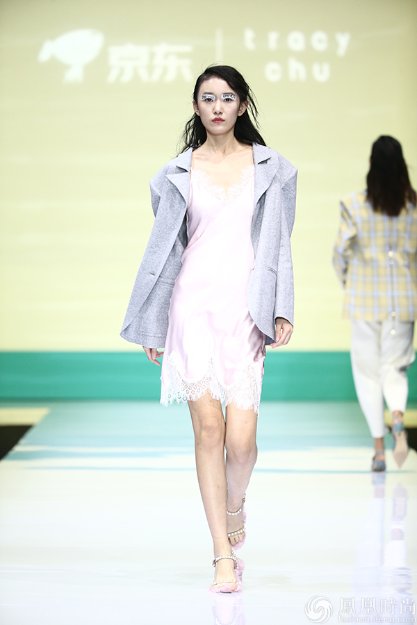 “平衡 • BALANCE”TRACY CHU演绎轻奢时尚风_凤凰时尚